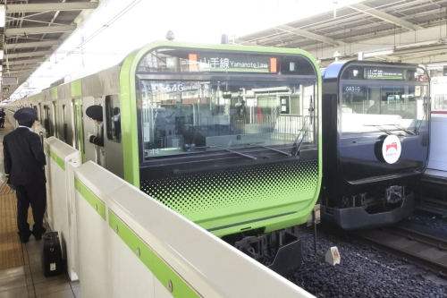 E235系 「鉄道150周年・Netflix」ラッピング車両を撮る | 花見友紀の「鉄道のある日常」 - 楽天ブログ