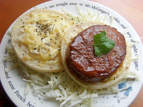 ライ麦マフィンで❤チキンハンバーグサンド♪