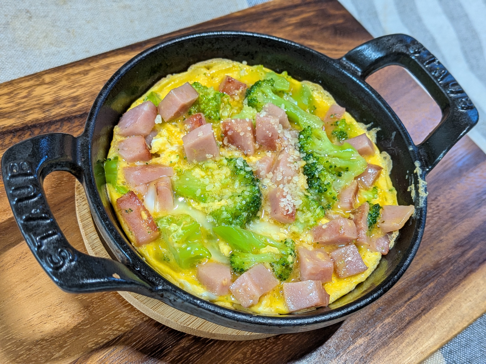 ストウブ12㌢～ボロニアソーセージ＆ブロコオムレツ