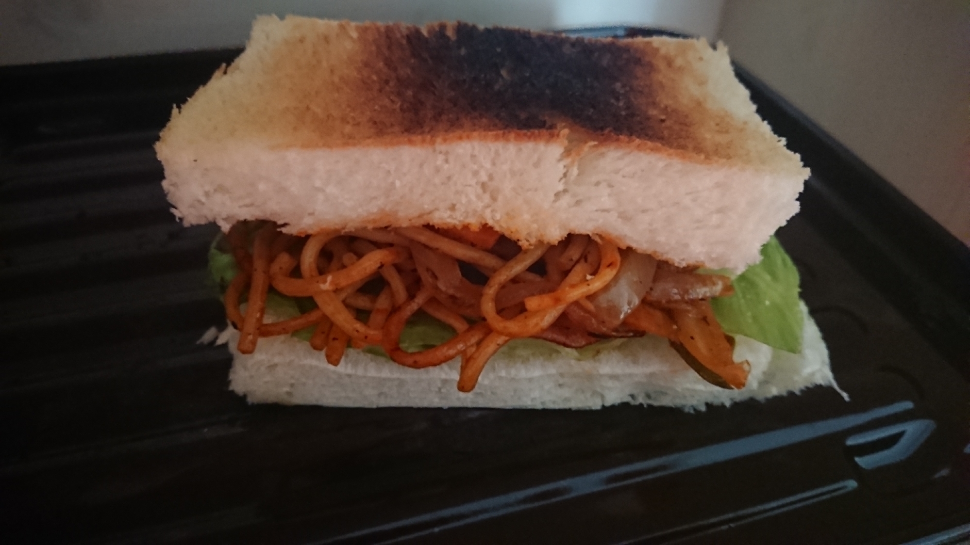 前日の残りで焼きそばサンド
