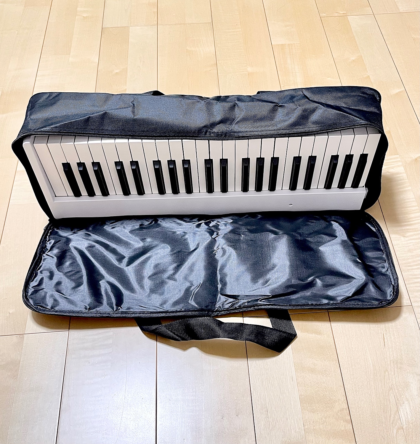 【楽天市場】【折りたたみ Longeye製】 電子ピアノ 88鍵盤 高音質 充電型 生ピアノと同じ鍵盤サイズ Midi対応 ペダル付属 練習用