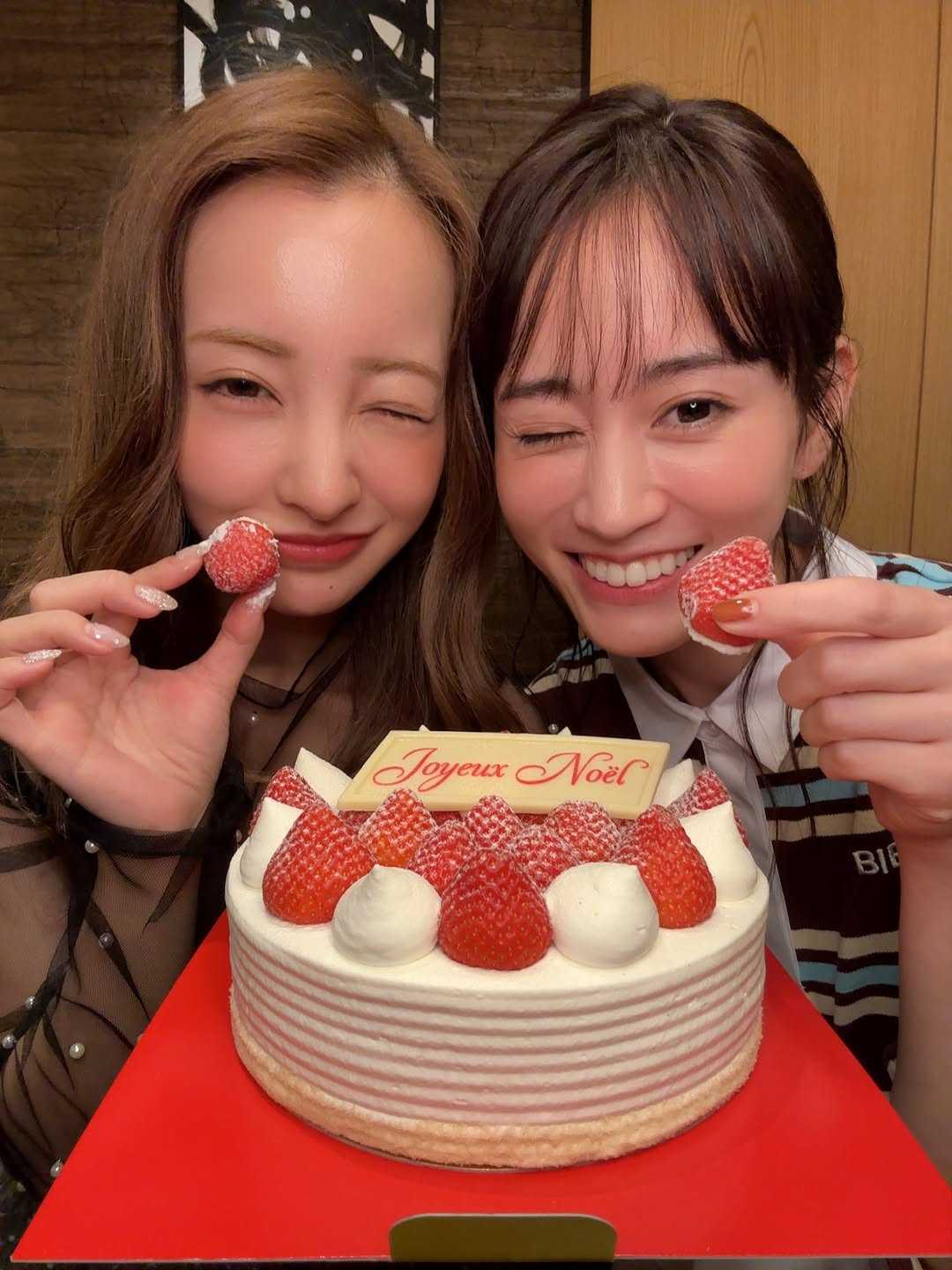 ☆AKB48♪1期生コンビ;前田敦子＆板野友美”頬寄せウィンクショット”に反響！ | ルゼルの情報日記 - 楽天ブログ