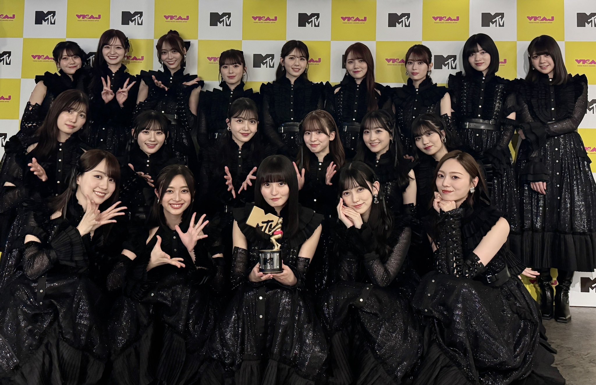☆乃木坂46♪【MTV VMAJ】衣装チェンジで雰囲気一変『歩道橋』受賞で運命的な縁明かす！ | ルゼルの情報日記 - 楽天ブログ