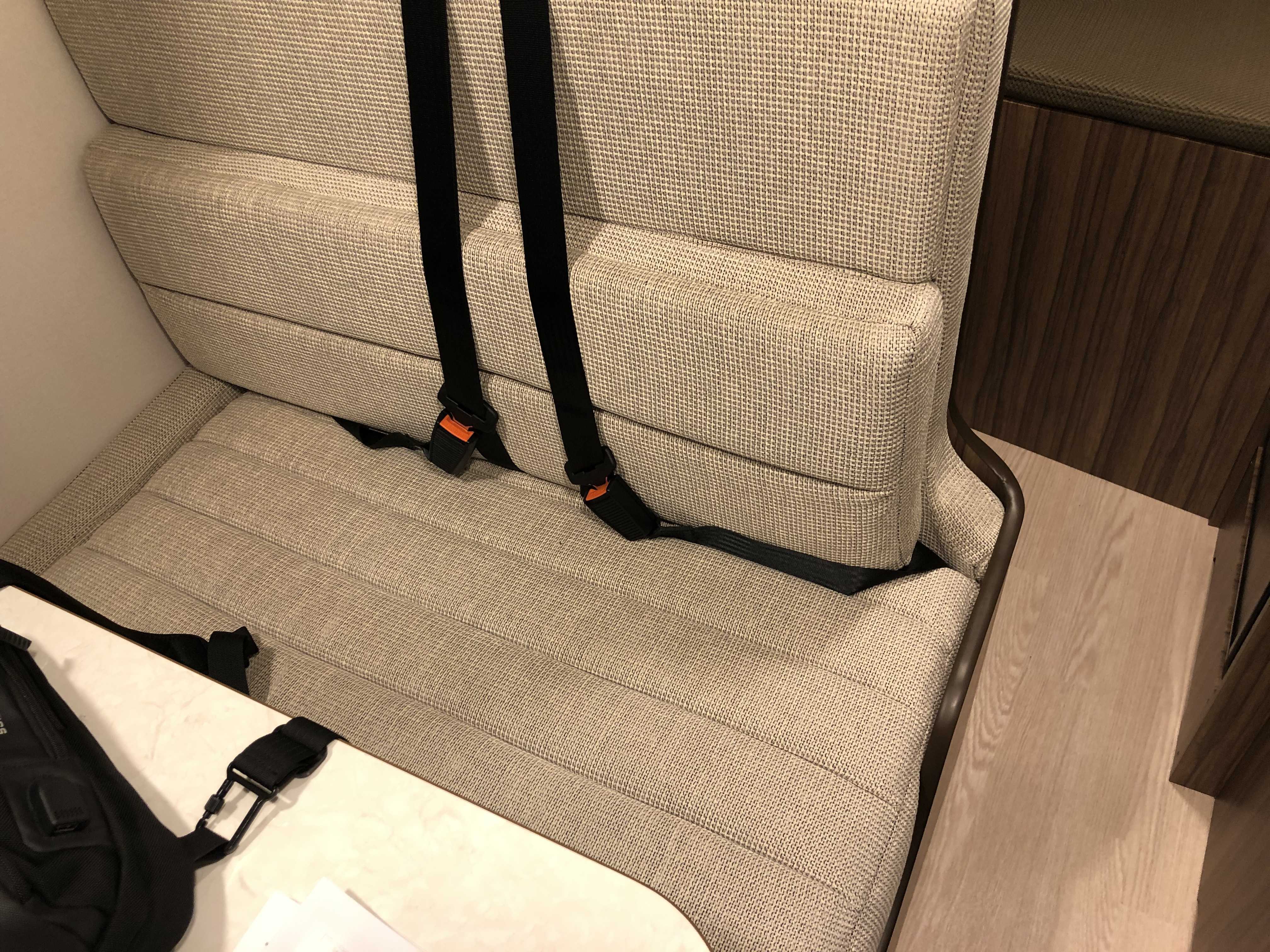 存外に狭かったORZ アストラーレCC1（ジャパンキャンピングカーショー大阪2023） | 驢鳴犬吠！キャンピングカーいつ買う？ - 楽天ブログ